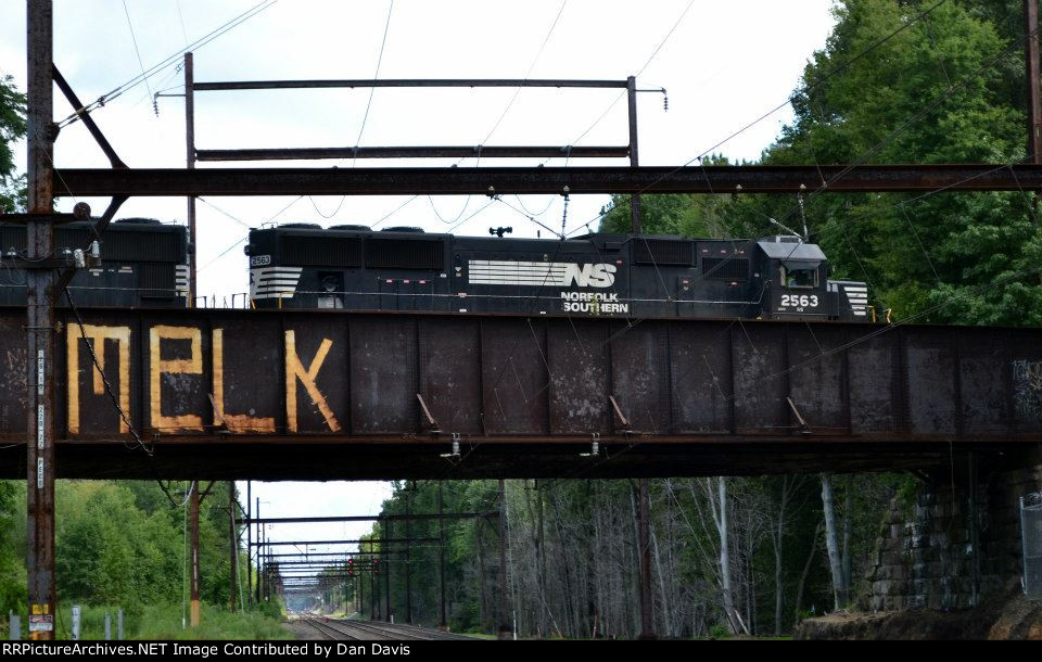 NS SD70 2563 leads 66Z